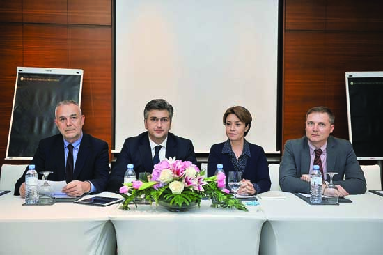 Emir meets European delegation | The Peninsula Qatar