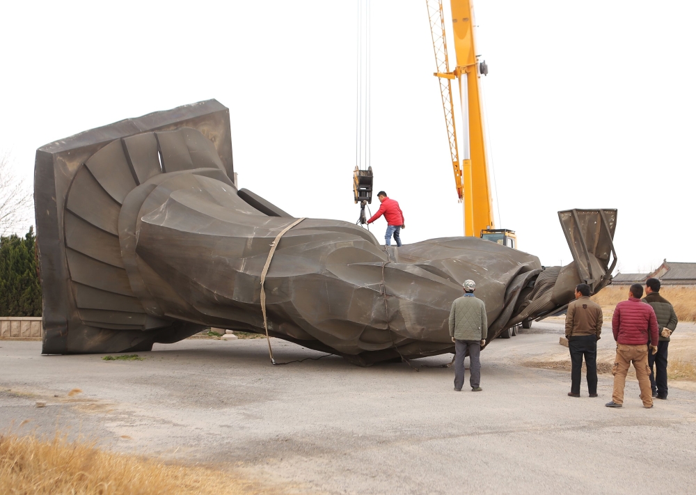 Wind topples giant statue of China's first emperor | The Peninsula Qatar