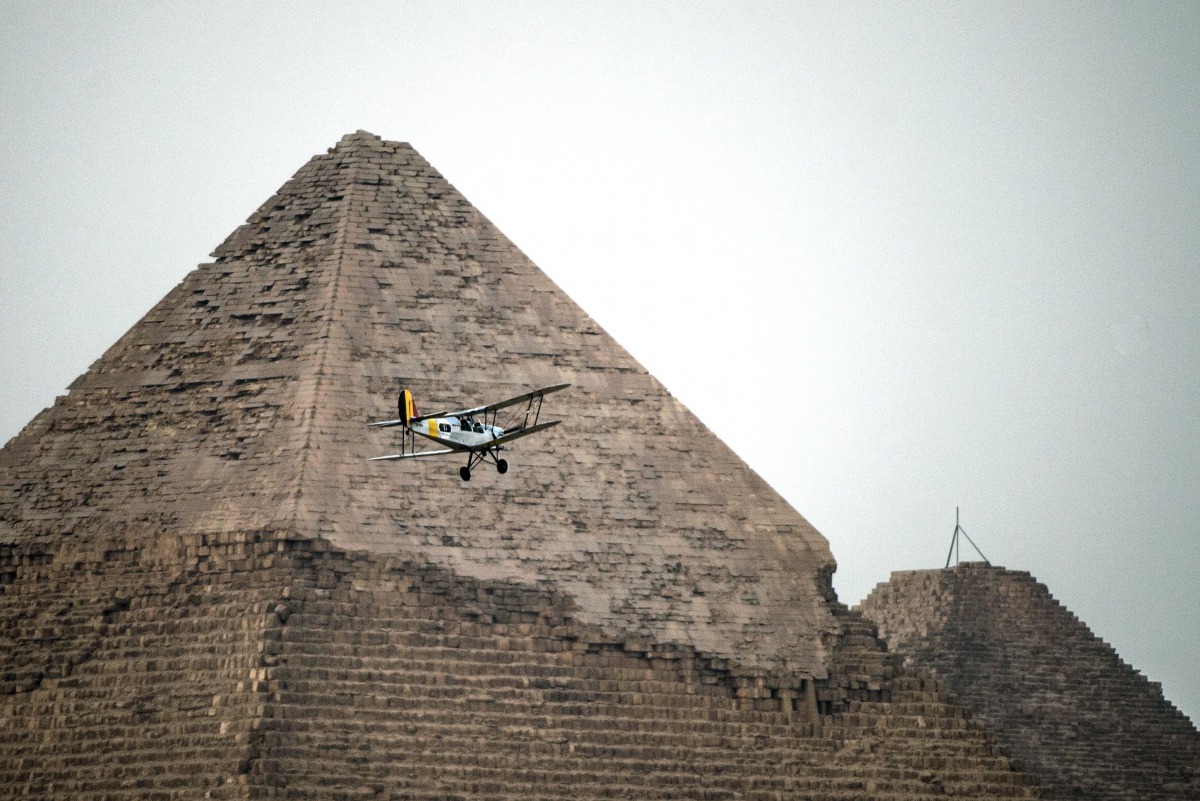 Egypt probes images of couple atop pyramid | The Peninsula Qatar