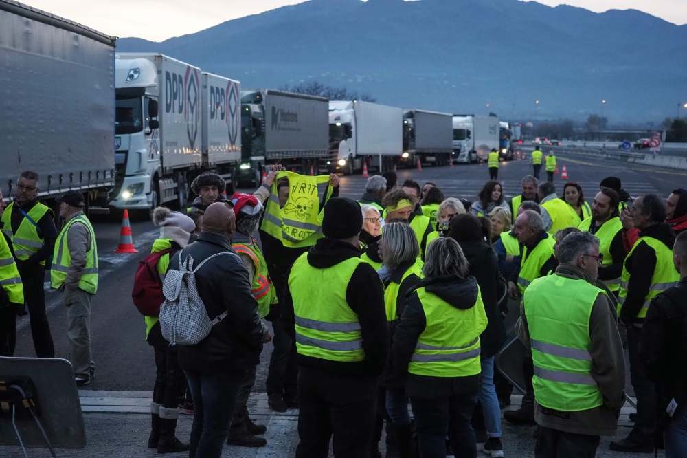 Versailles closes ahead of 'yellow vest' protest as numbers fall | The ...