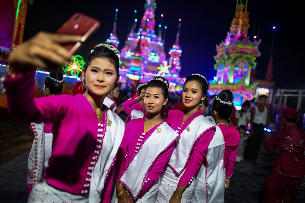 Flamboyant funeral sees off Myanmar monk in costly style | The ...