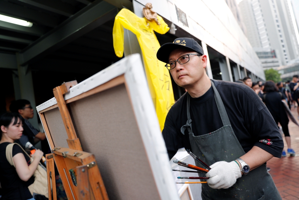 Hong Kong artist wields a paintbrush at Hong Kong mass protests | The ...