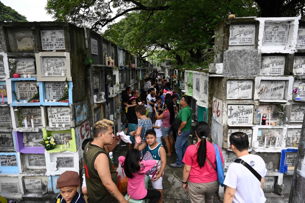Filipinos pack cemeteries to remember the dead | The Peninsula Qatar
