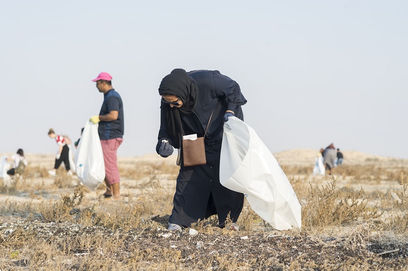 Sheikha Mayassa takes part in clean-up day at Freiha | The Peninsula Qatar