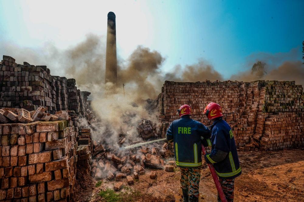 Bangladesh tears down brick kilns to fight toxic smog | The Peninsula Qatar