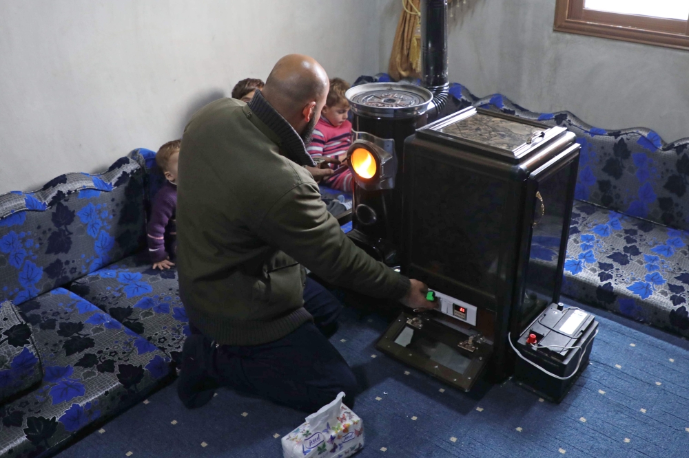 Winter-hit Syrians turn to pistachio shells for heat | The Peninsula Qatar