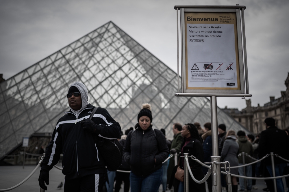 Louvre in Paris reopens after staff end coronavirus protest | The ...