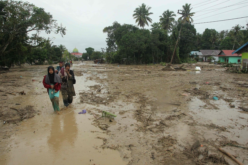 Flash floods kill 15 in Indonesia, dozens missing | The Peninsula Qatar