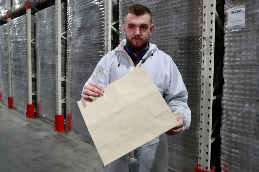 Ukrainian student launches initiative to turn fallen tree leaves into paper | The Peninsula Qatar