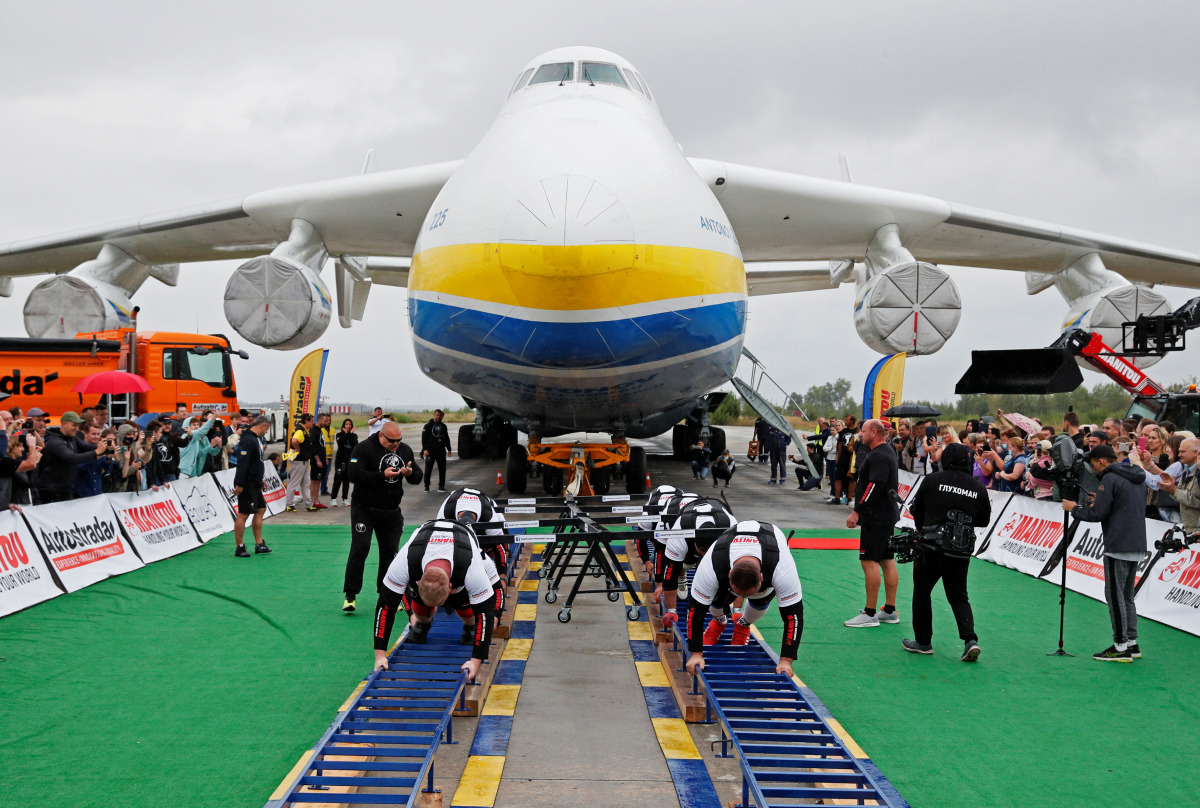 Ukrainian strongmen pull world's largest plane | The Peninsula Qatar