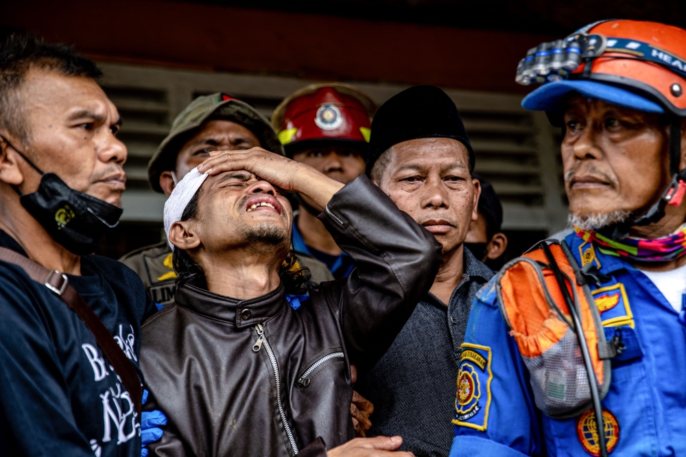 Indonesian girl, 7, found dead after day-long quake rescue effort | The ...