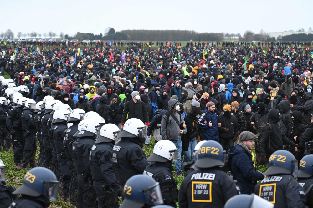 German police finish clearing site of violent anti-coal protests | The ...
