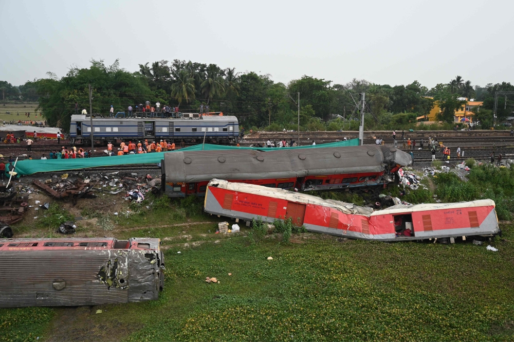 Father-daughter escape death after swapping seats in India train ...