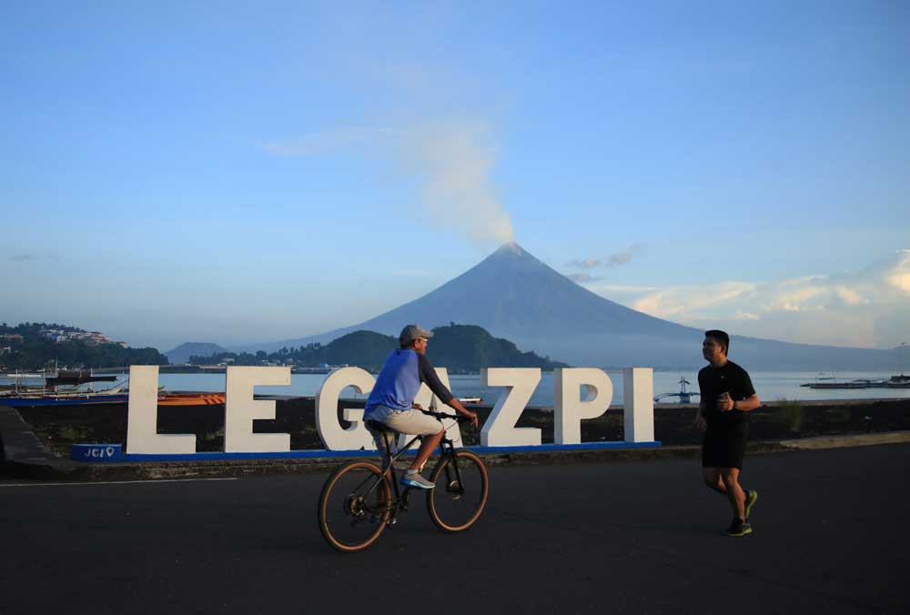 Philippines on alert as volcano spews ash | The Peninsula Qatar