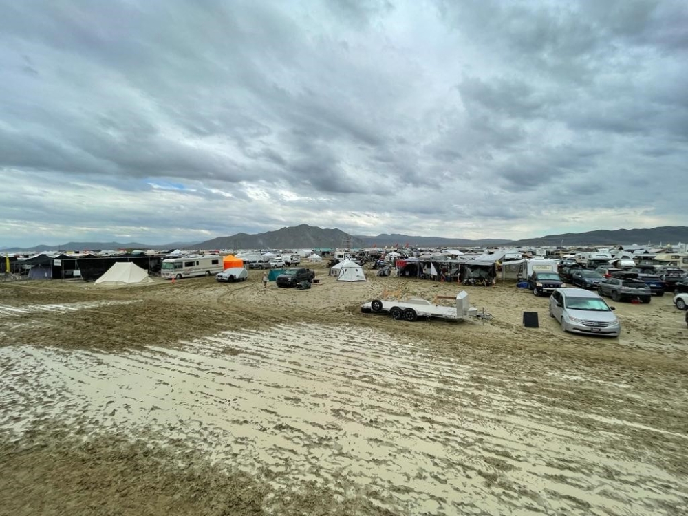 Thousands stuck in mud at Burning Man festival, one dead | The ...