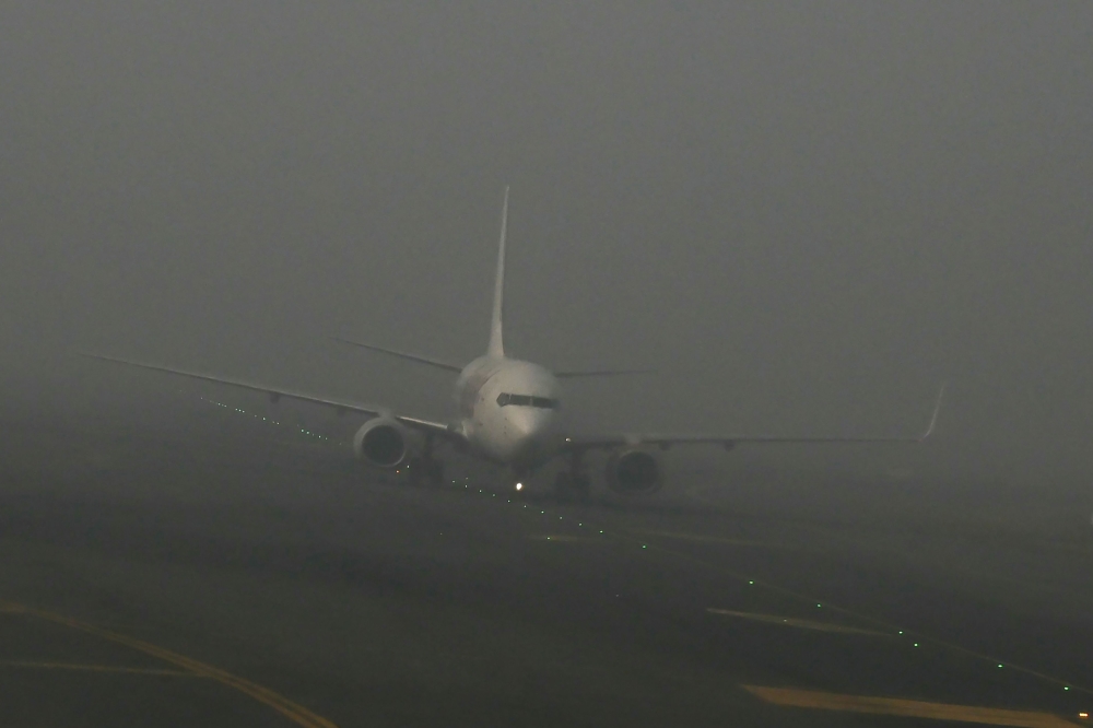 Dense fog shrouds Indian capital affecting flights, trains | The ...