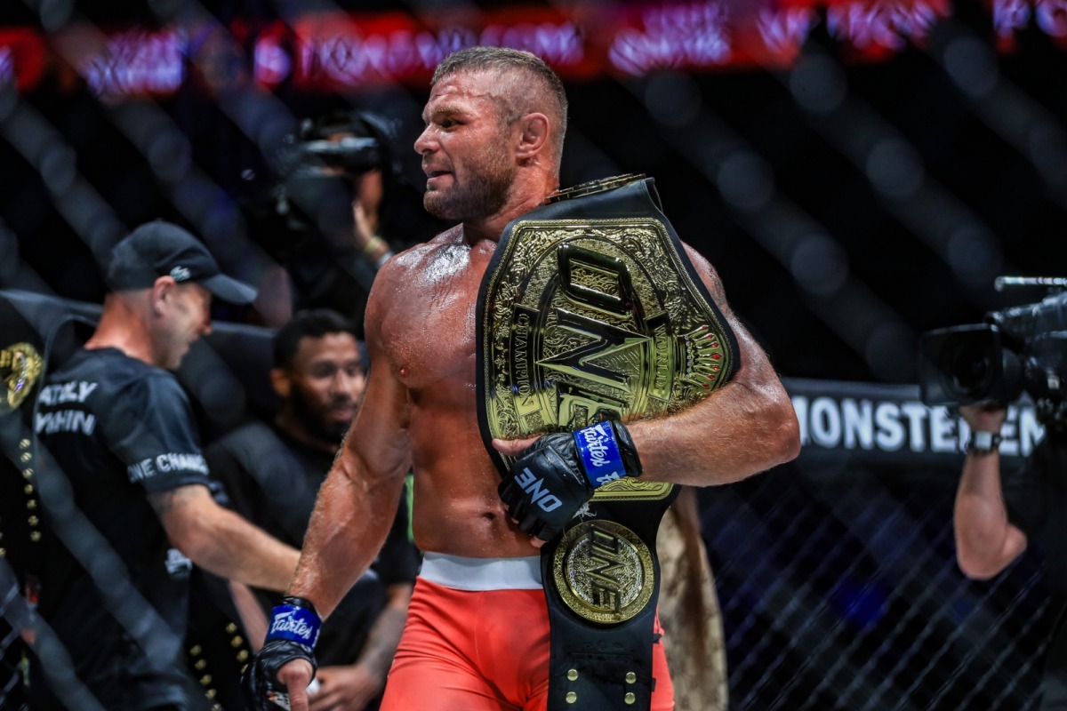 Anatoly Malykhin becomes first three-division MMA World Champion in ...