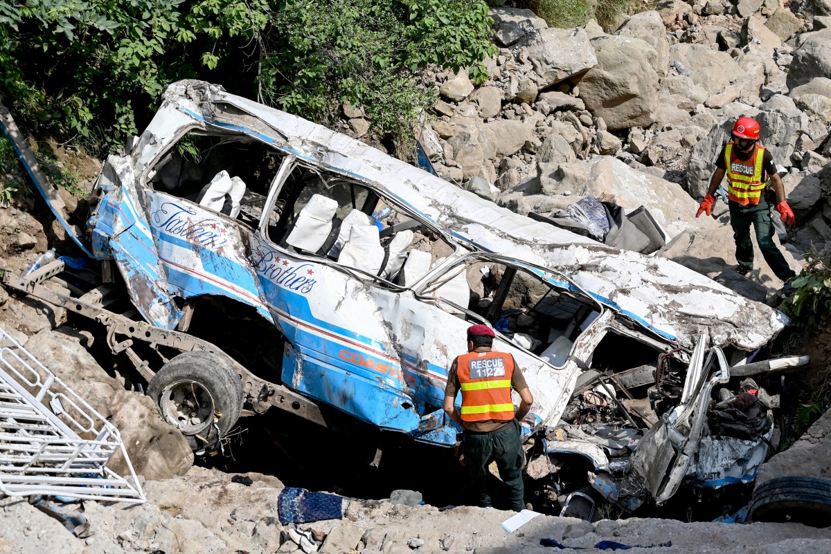 2 separate bus crashes in Pakistan leave at least 36 people dead ...